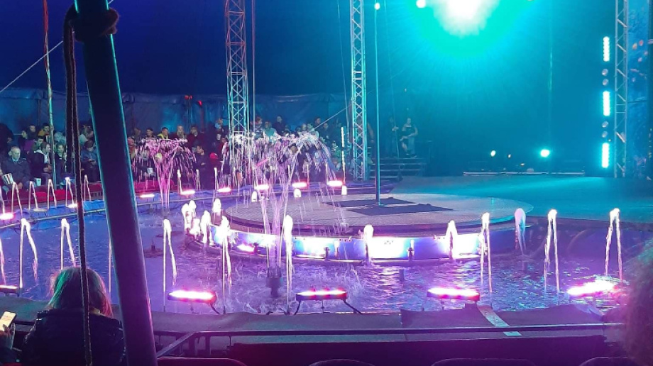 Mieszkańcy powiatu ostrowskiego obejrzeli niesamowite występy akrobatów cyrku na wodzie ...