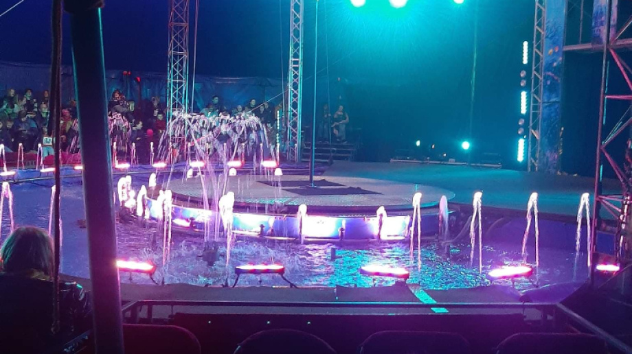 Mieszkańcy powiatu ostrowskiego obejrzeli niesamowite występy akrobatów cyrku na wodzie ...